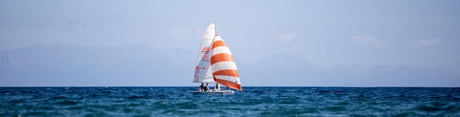 A beginner's guide to dinghy sailing | Neilson