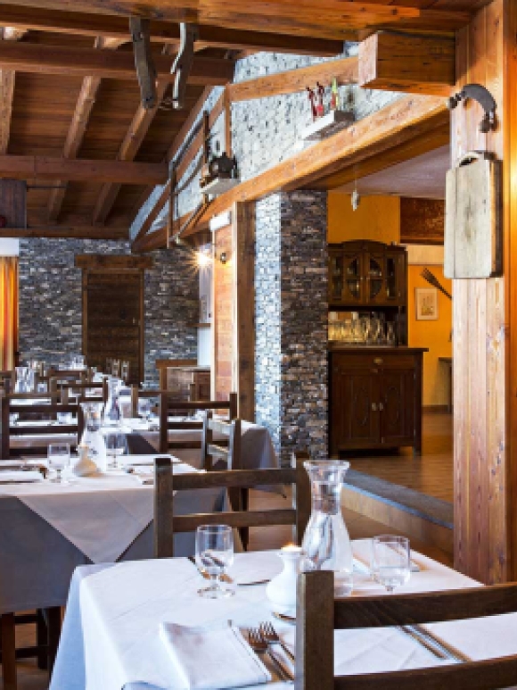 Ski Holidays 2023 | Ski & Snowboarding Holidays | Neilson